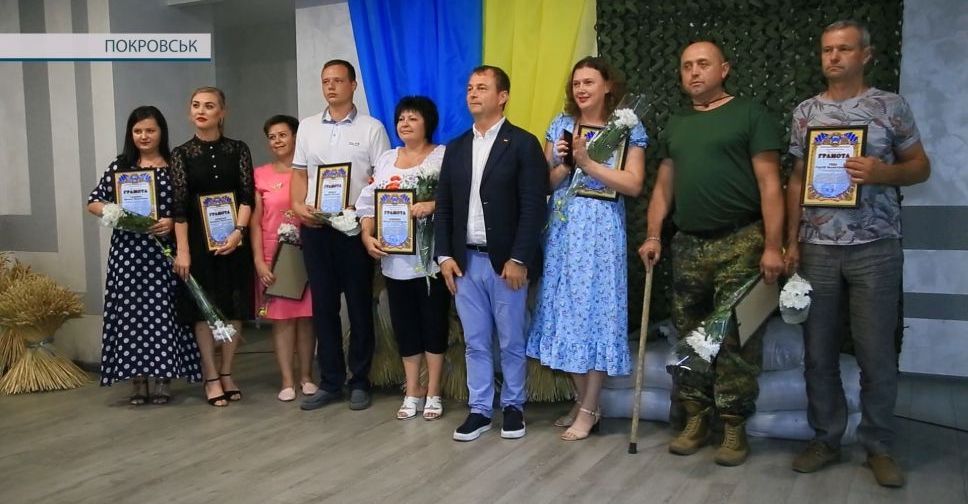 Час новин Медалі грамоти та подяки для найкращих покровчан привітали